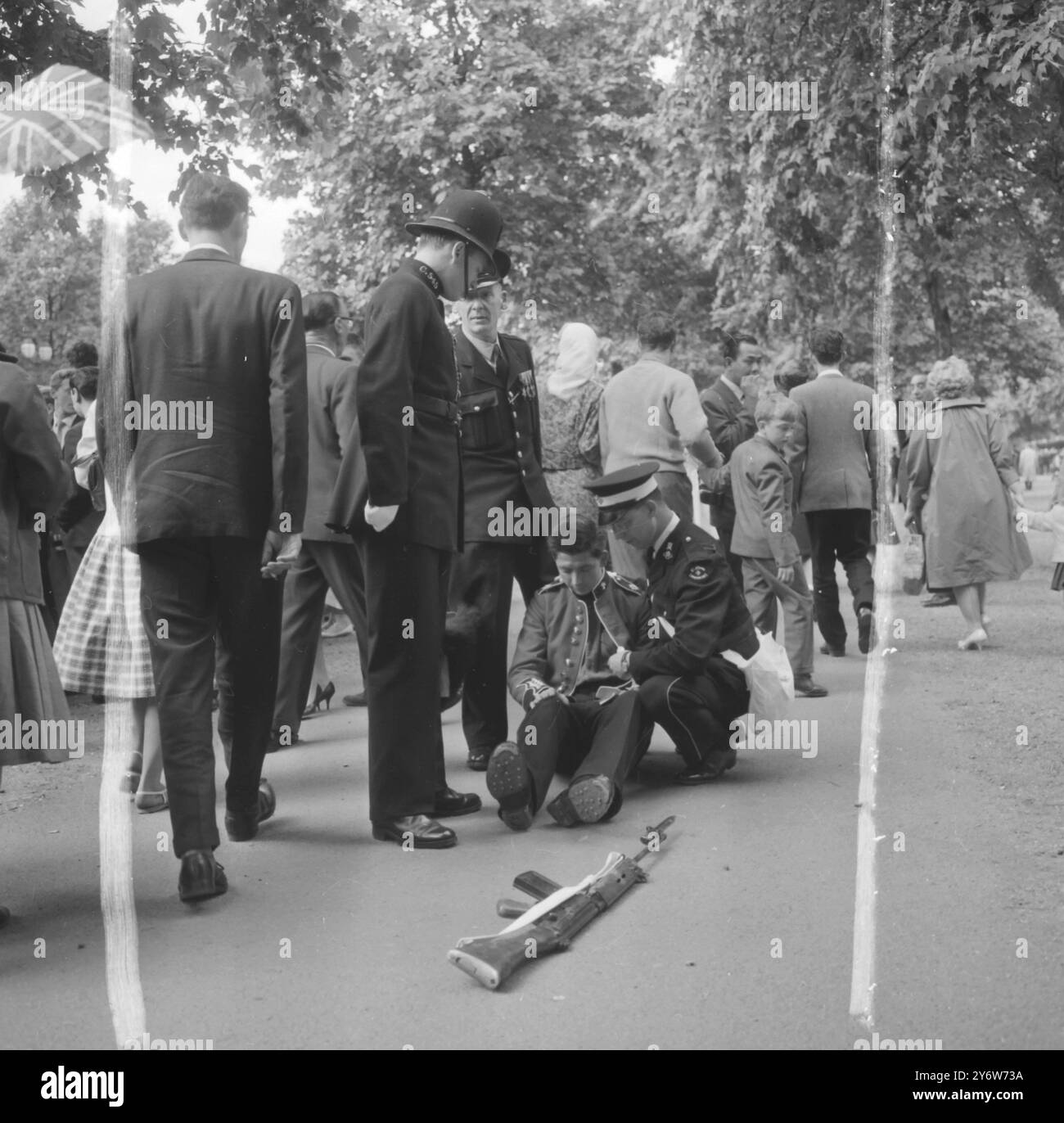 Guardsman faints hi-res stock photography and images - Alamy