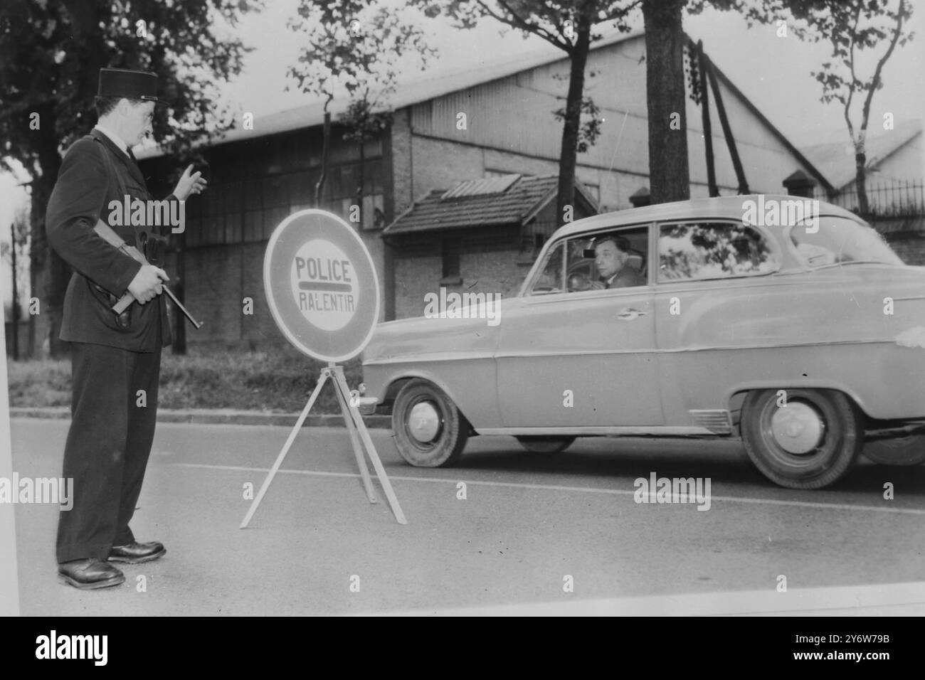 POLICE MACHINE GUN GENDARME STOPS A MOTORIST AT VERSAILLES 8 JUNE 1961 ...