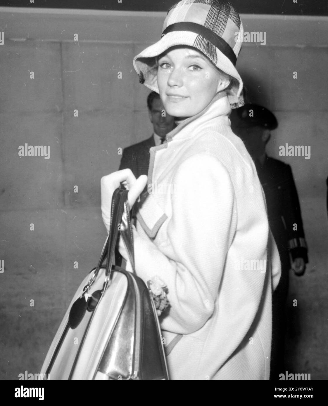 ACTRESS YVETTE MIMIEUX AT LONDON AIRPORT / 8 JUNE 1961 Stock Photo - Alamy