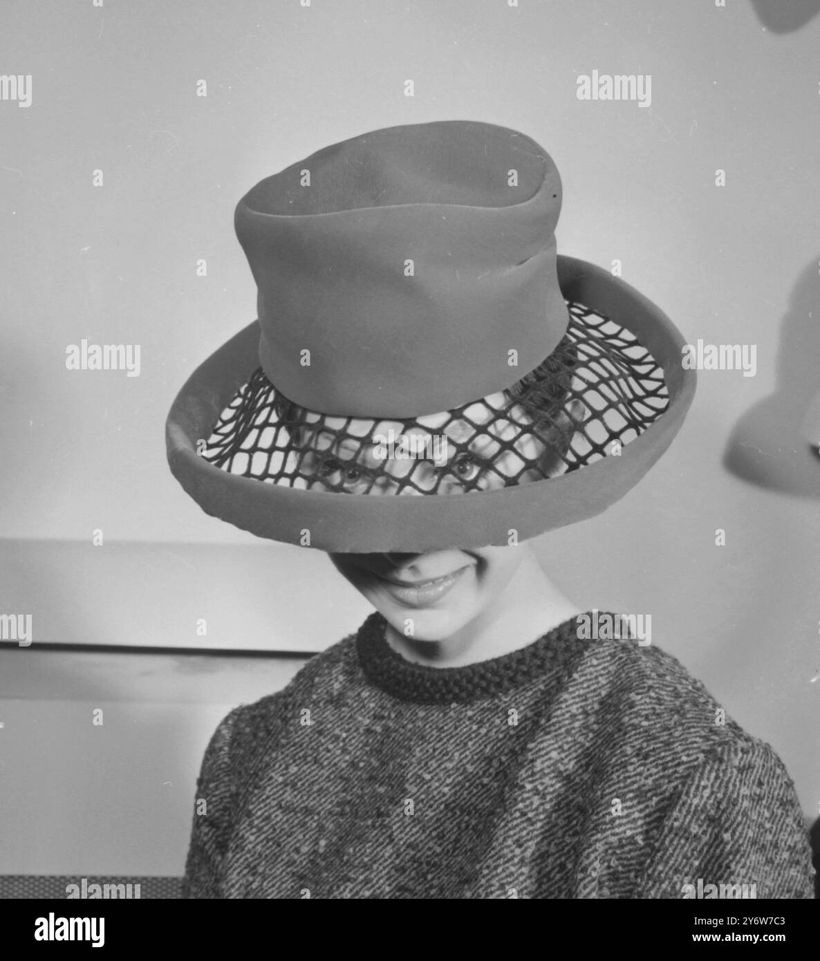 HARRIS CHRISTI MODELS RED VELVET HAT / 9 JUNE 1961 Stock Photo - Alamy