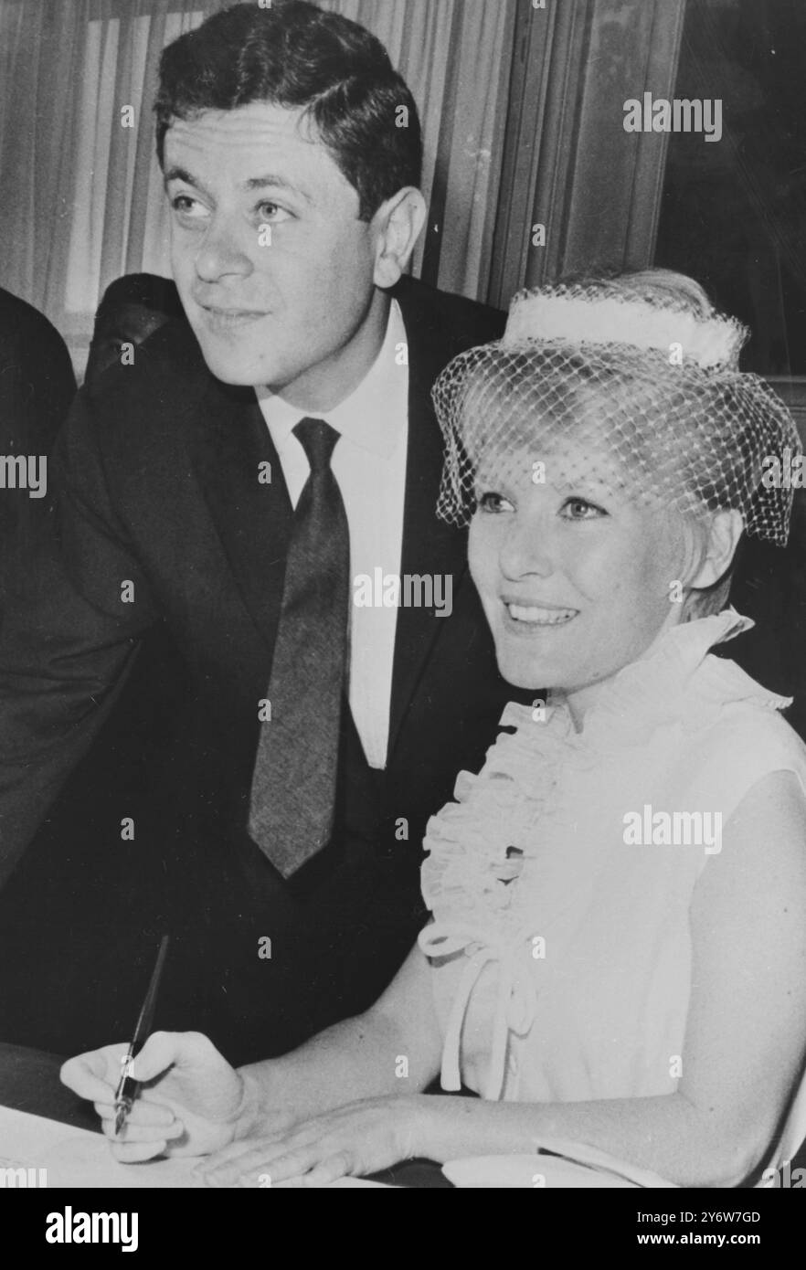 SINGER PETULA CLARK WEDS CLAUDE WOLFF IN PARIS / 8 JUNE 1961 Stock ...