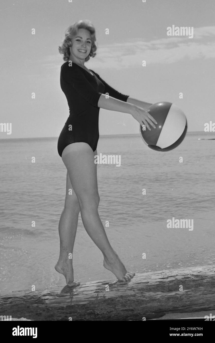 BONNIE DWYER IN SWIMSUIT AT MIAMI BEACH / 6 JUNE 1961 Stock Photo - Alamy