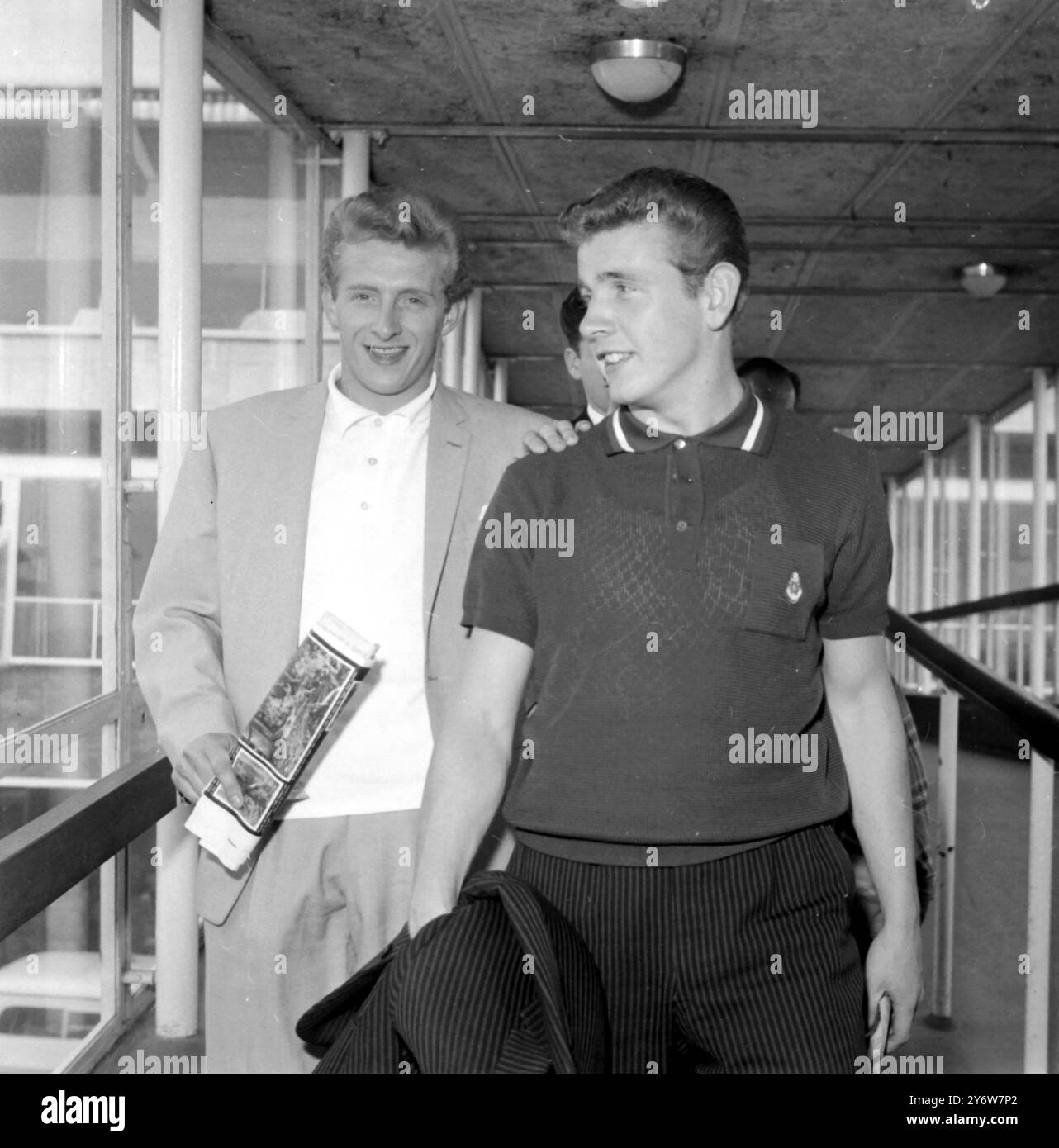FOOTBALLERS JOE BAKER WITH DENNIS LAW FLY TO TURIN / 6 JUNE 1961 Stock ...