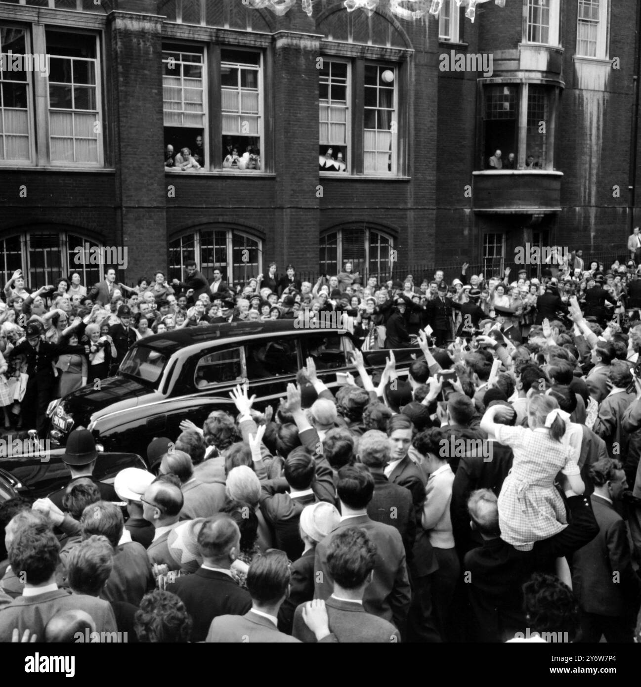 PEOPLE IN LONDON CHEER FOR PRESIDENT JOHN F KENNEDY 5 JUNE 1961 Stock ...