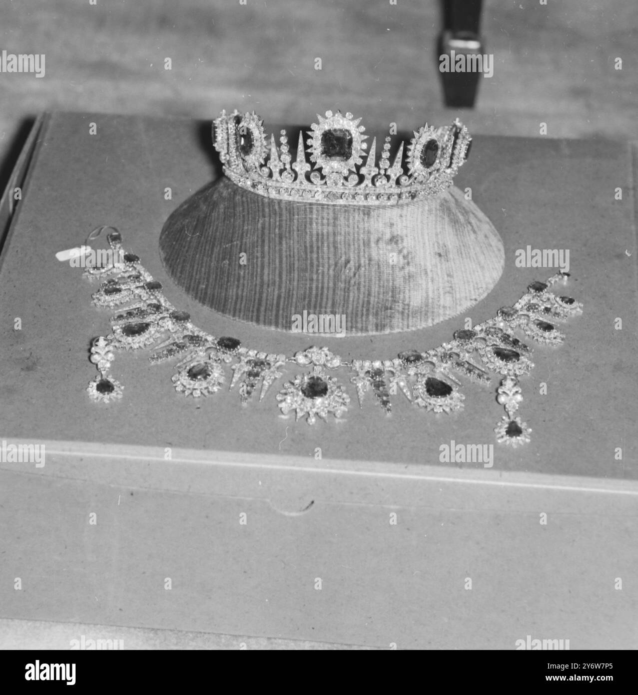 DIAMOND TIARA AT AT EXHIBITION IN LONDON 6 JUNE 1961 Stock Photo - Alamy