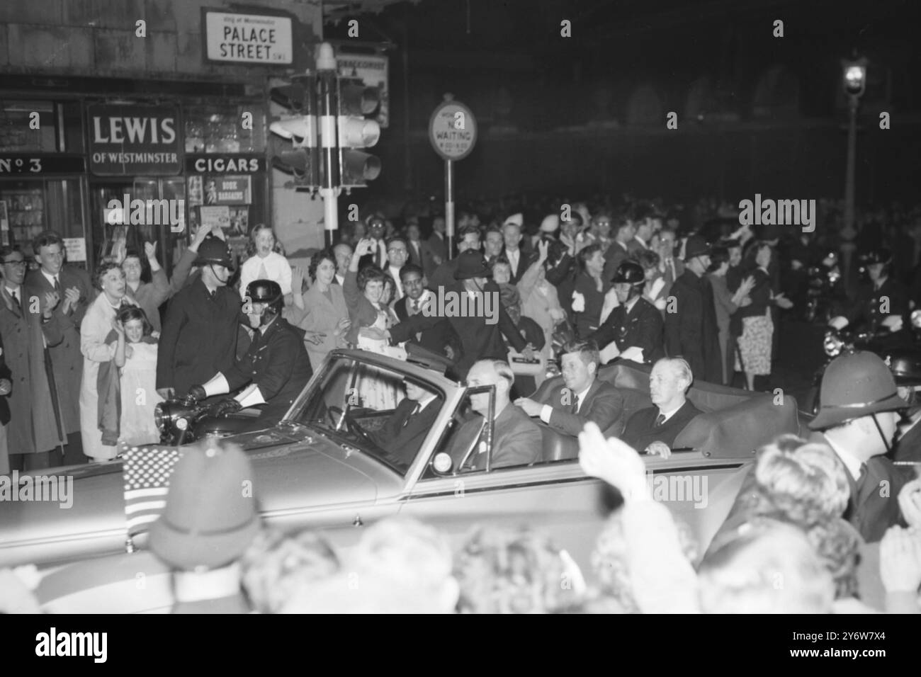 US PRESIDENT JOHN F KENNEDY WITH CROWDS IN LONDON / 4 JUNE 1961 Stock ...