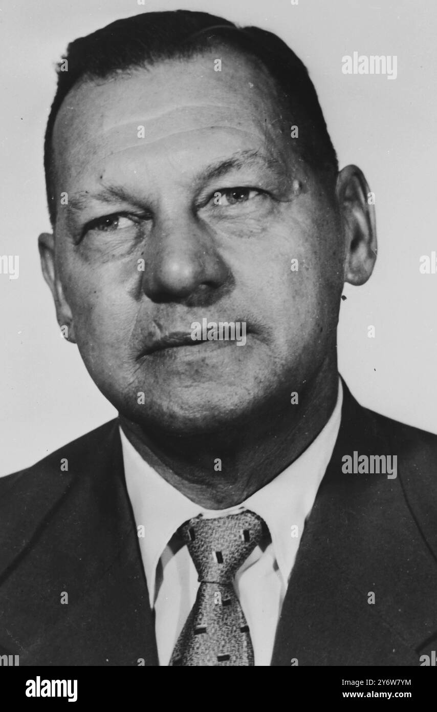 VILJOEN M PORTRAIT - MEMBER OF GOVERNMENT CABINET IN SOUTH AFRICA / 5 ...