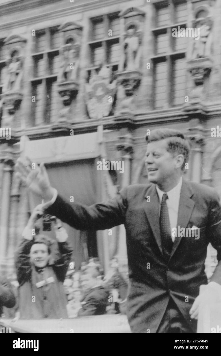 US PRESIDENT JOHN F KENNEDY WAVES TO CROWDS IN PARIS / 1 JUNE 1961 ...