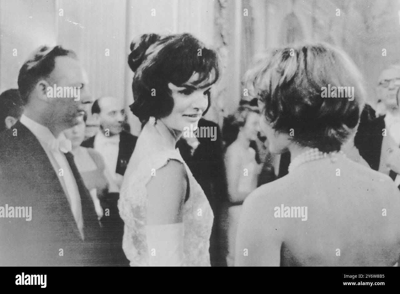 JACQUELINE JACKIE KENNEDY CHATTING WITH A GUEST AT STATE BANQUET IN ...