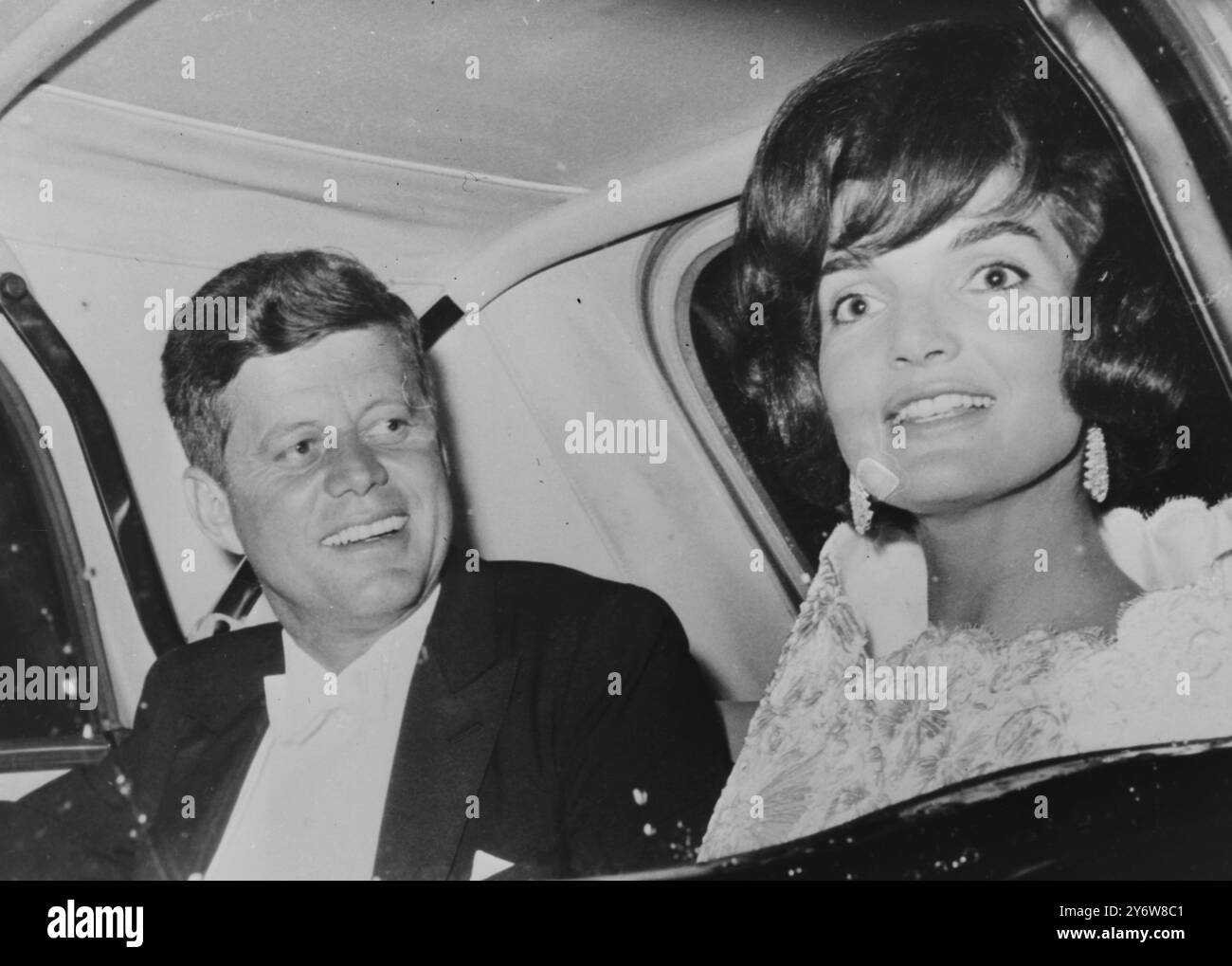 SMILING US PRESIDENT JOHN F KENNEDY WITH WIFE JACQELINE IN PARIS 1 JUNE ...