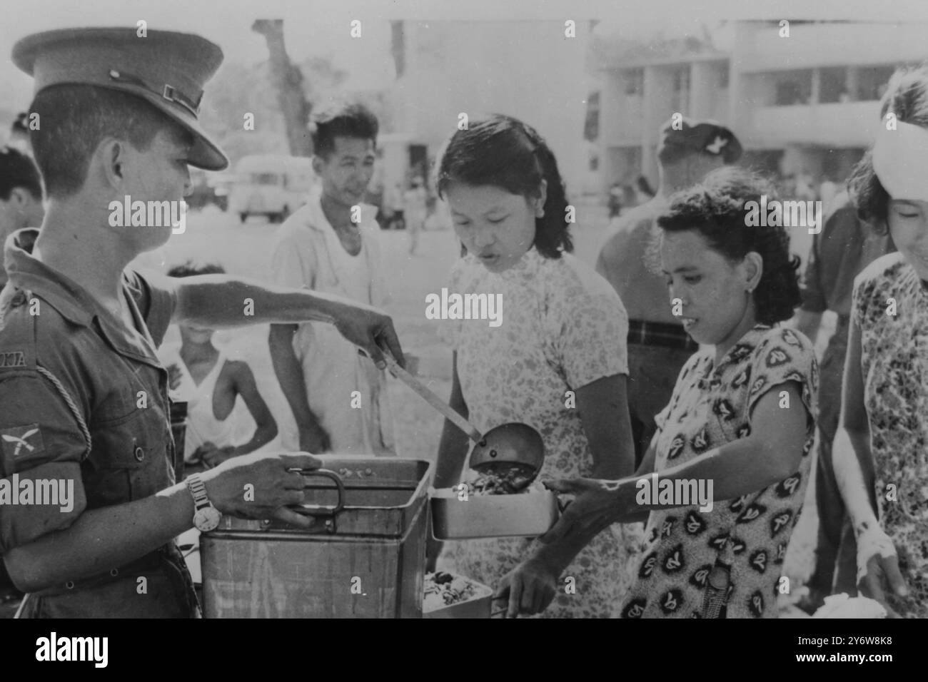 BRITISH ARMY HELPS PEOPLE IN SINGAPORE AFTER A FIRE - 6000 PEOPLE ...