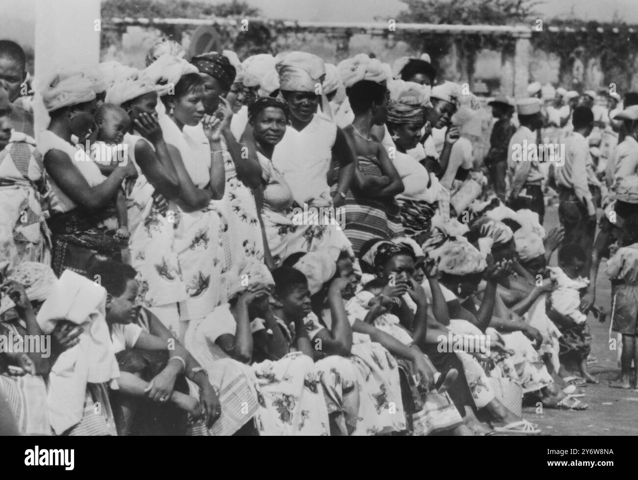 BALUBA WOMEN WAIT FOR THEIR KING MULOPWE KALONJI DITUNGA IN ...