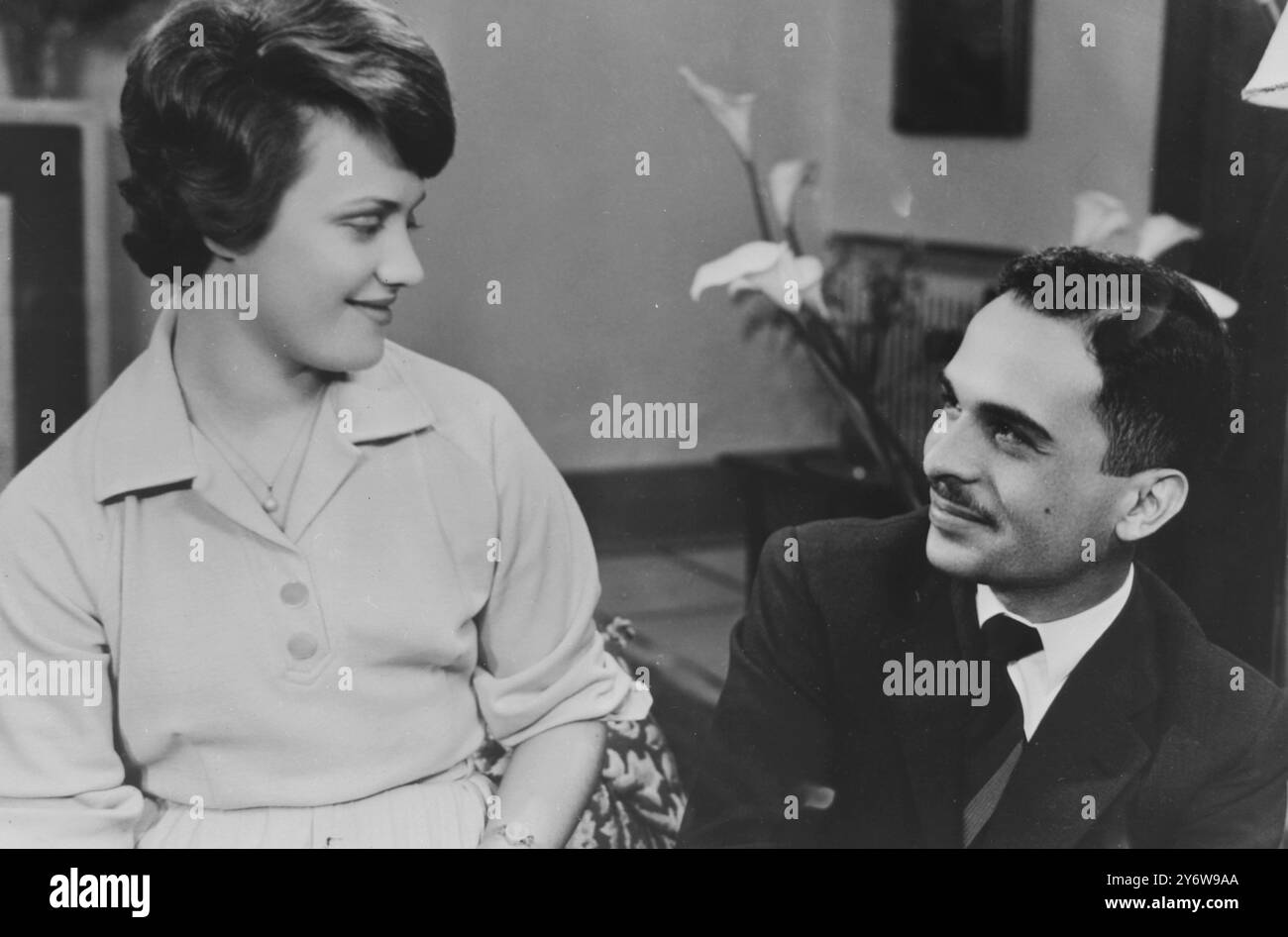 KING HUSSAIN OF JORDAN WITH HIS FIANCEE TONI GARDINER 22 MAY 1961 Stock ...