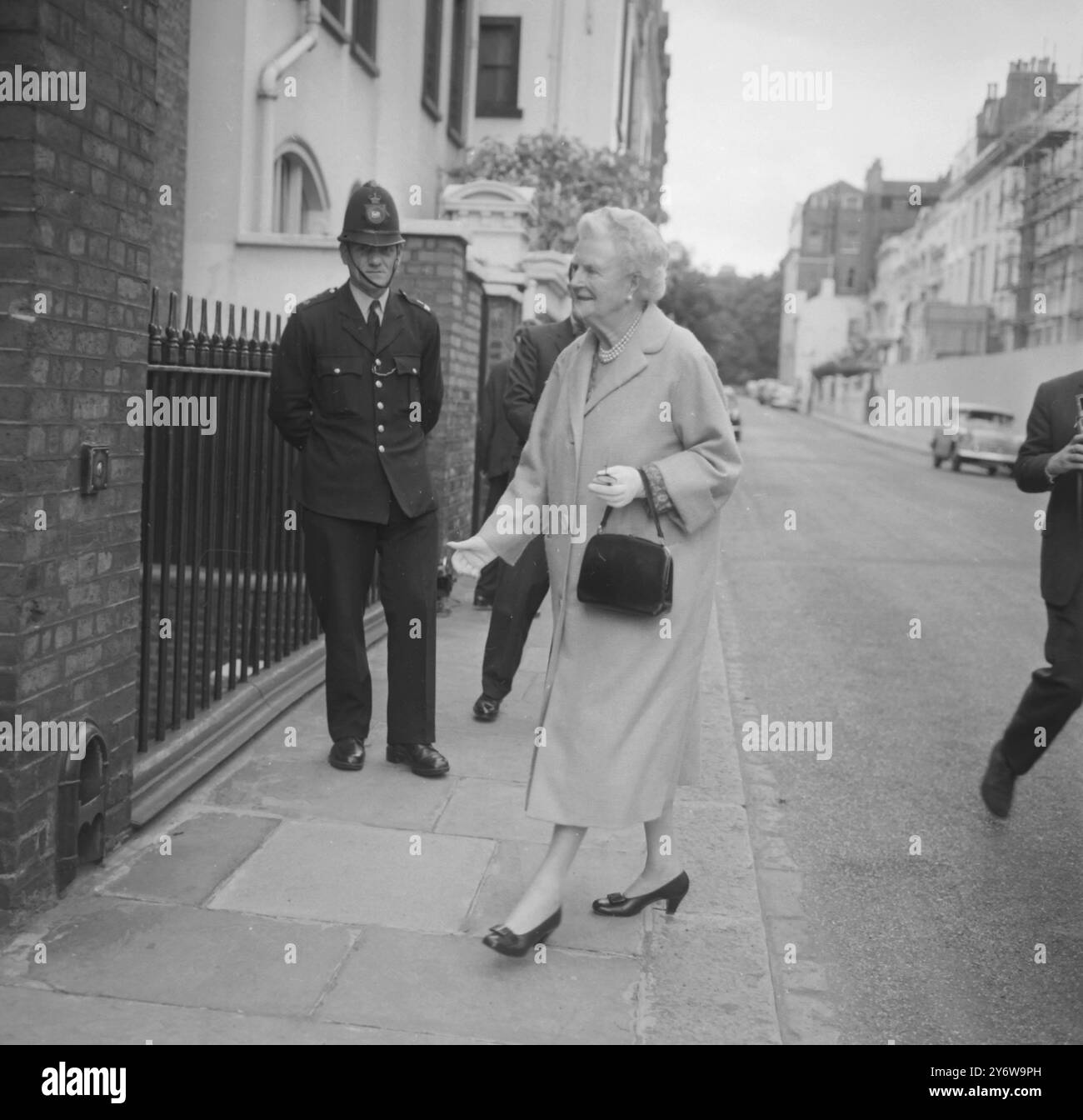 LADY CHURCHILL WALKS HOME IN LONDON 18 MAY 1961 Stock Photo - Alamy