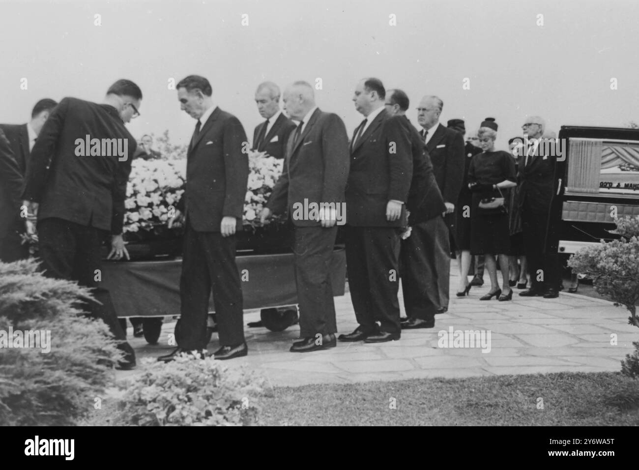 GARY 'S COOPER FUNERAL IN HOLLYWOOD / 18 MAY 1961 Stock Photo - Alamy