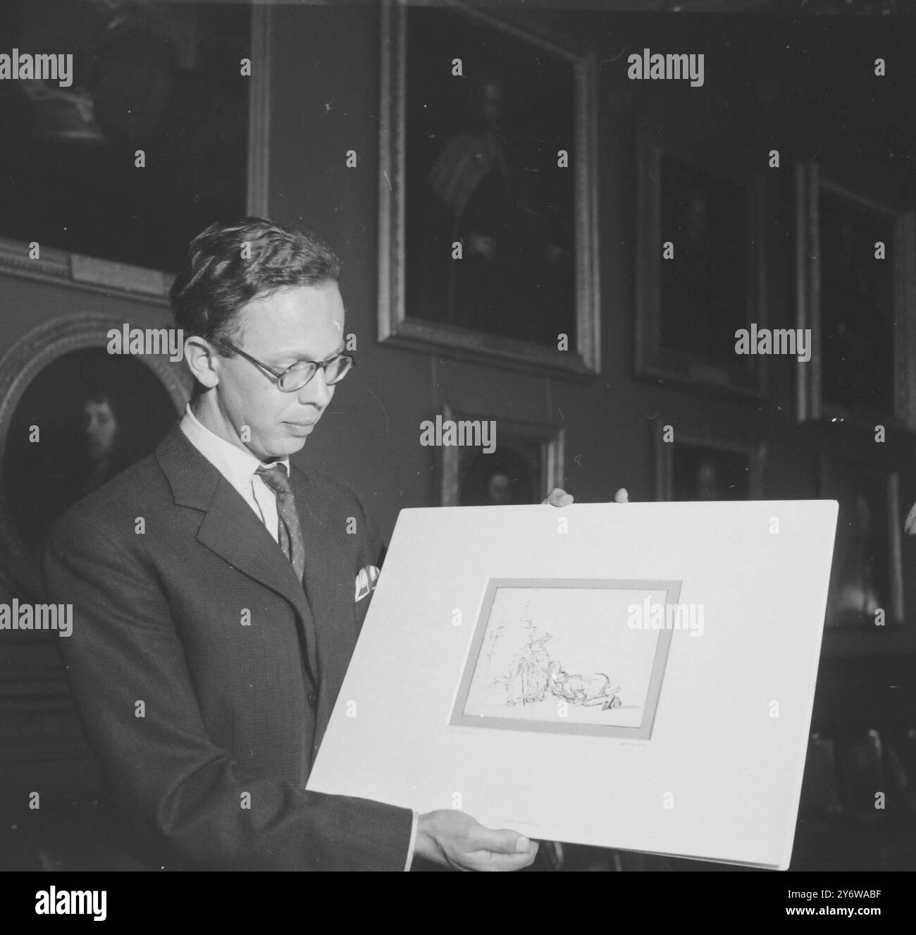 CHRISTOPHER WHITE WITH REMBRANDT DRAWING / 16 MAY 1961 Stock Photo - Alamy