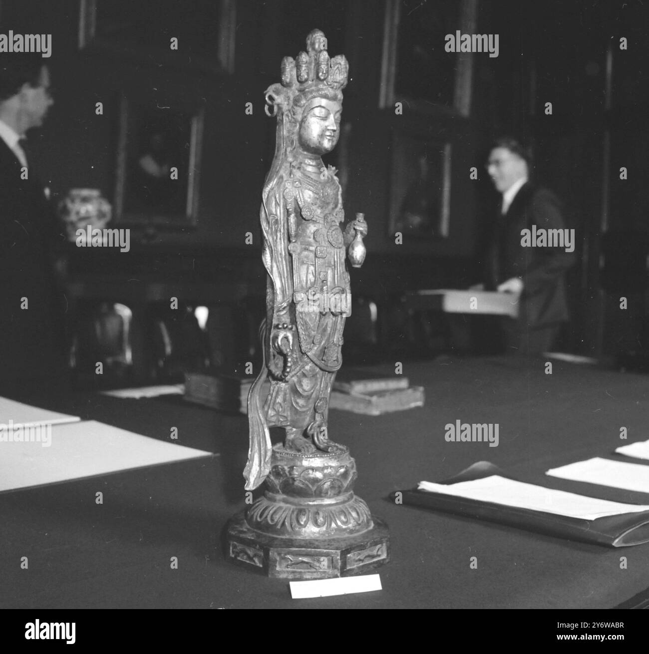 CHINESE BRONZ STATUE AT BRITISH MUSEUM 16 MAY 1961 Stock Photo - Alamy