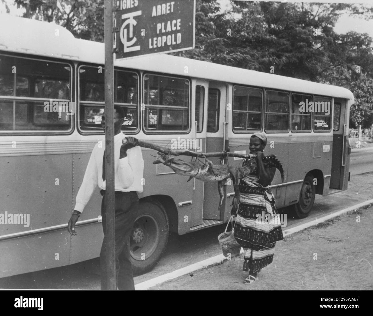 VIEWS - TRADERS IN RIVERFRONT MARKET - SELLING A CROCODILE ...