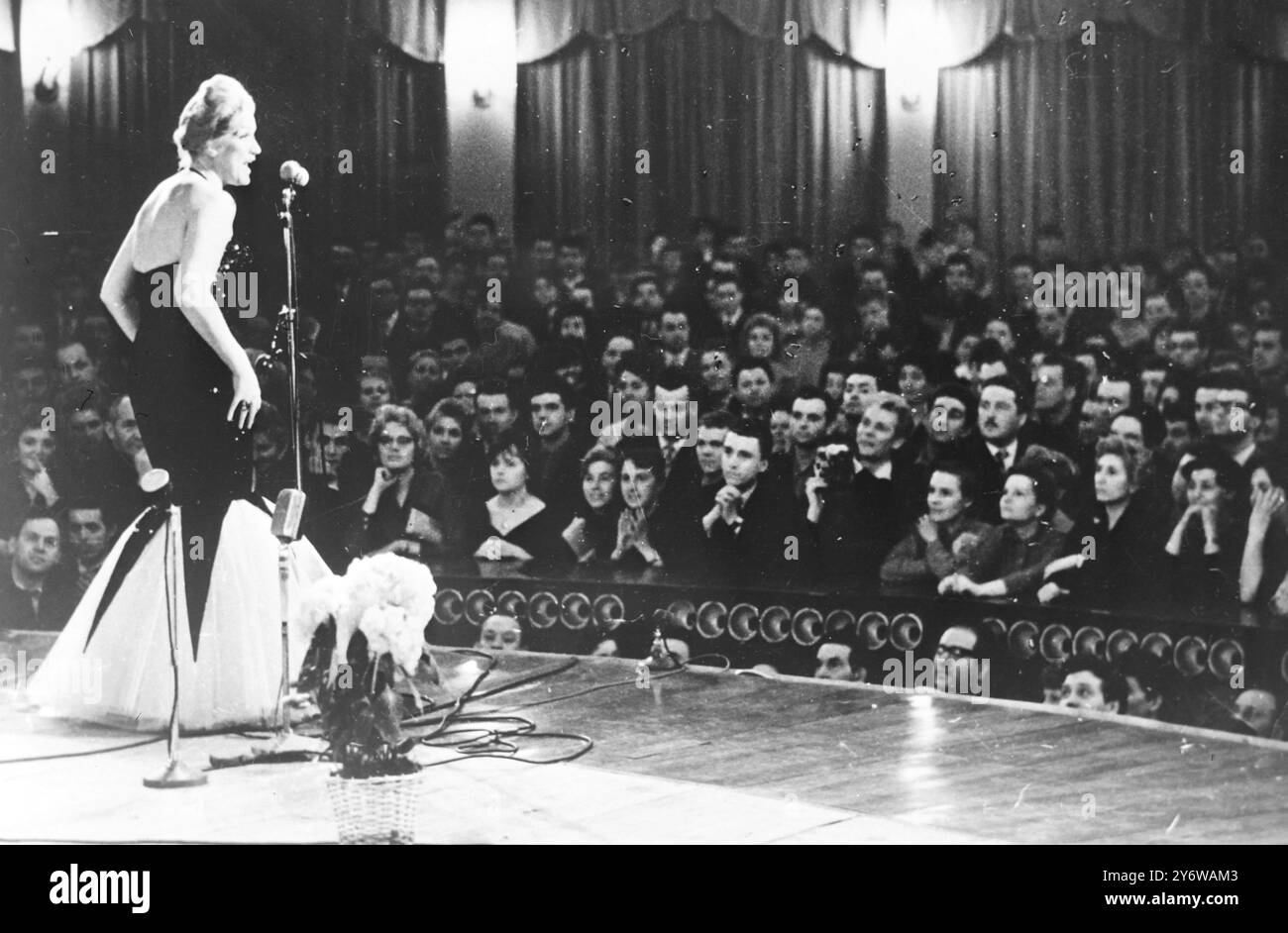 MUSIC SINGERS JERRY SCOTT ENTERTAINS MOSCOVITES 14 MAY 1961 Stock Photo ...