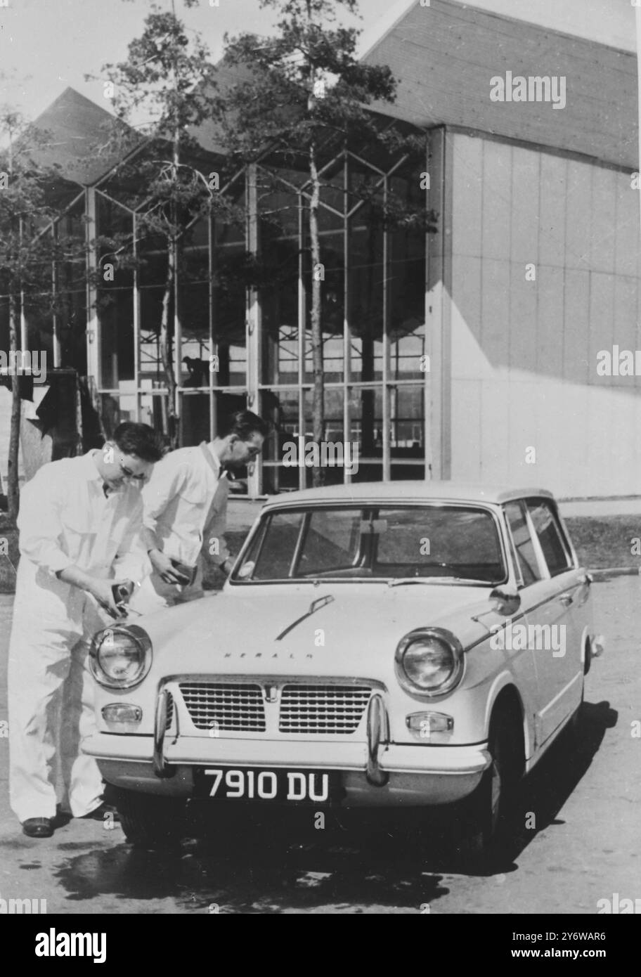 BRYAN FARNEL AND DAVID CONTER - BRITISH CARS ON SHOW IN MOSCOW / 16 MAY ...