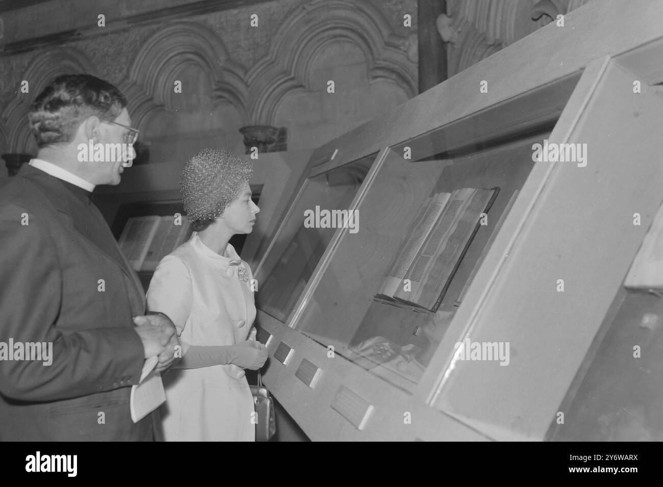 QUEEN ELIZABETH II LOOK AT ANCIENT BIBLE EXHIBITION WEST ABBEY LONDON ...