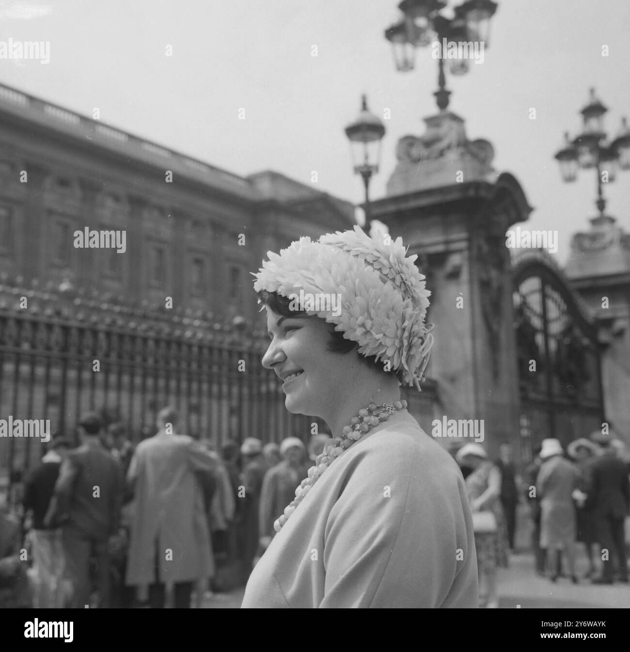ROBIN FISHER AT GARDEN PARTY IN BUCKINGHAM PALACE / 11 MAY 1961 Stock ...