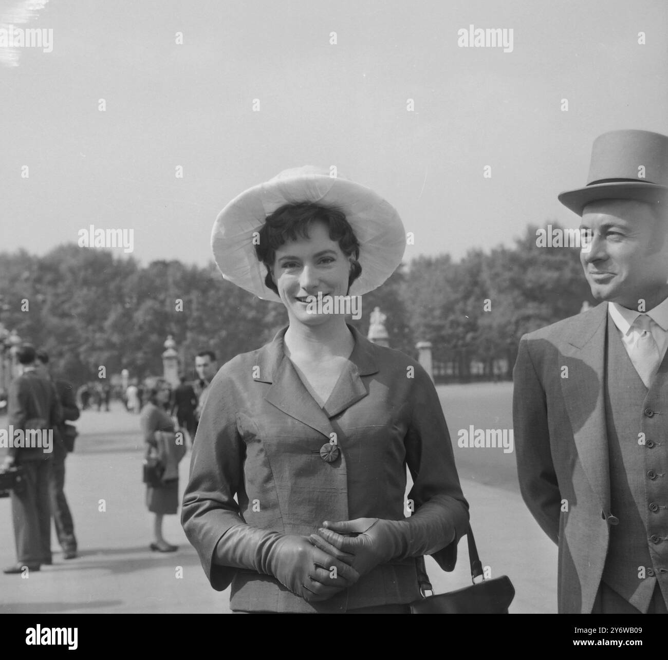 QUEEN ELIZABETH II GARDEN PARTY STAPLEY MRS CHARLES LONDON 11 MAY 1961 ...