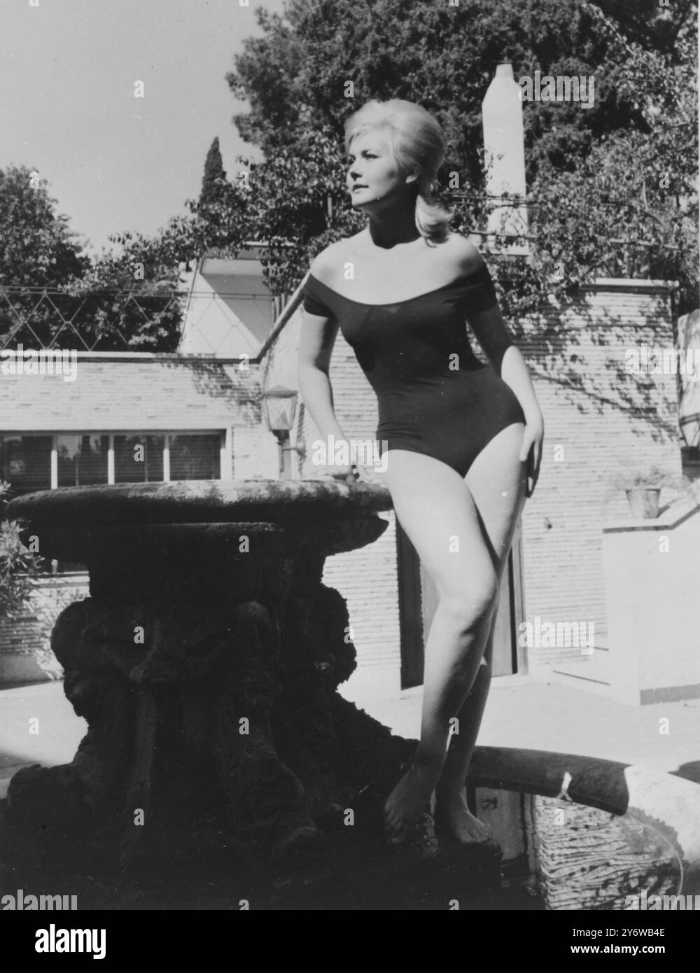 ELISABETTA VELINSKY MISS ITALY OF 1958 IN ROME / 11 MAY 1961 Stock ...