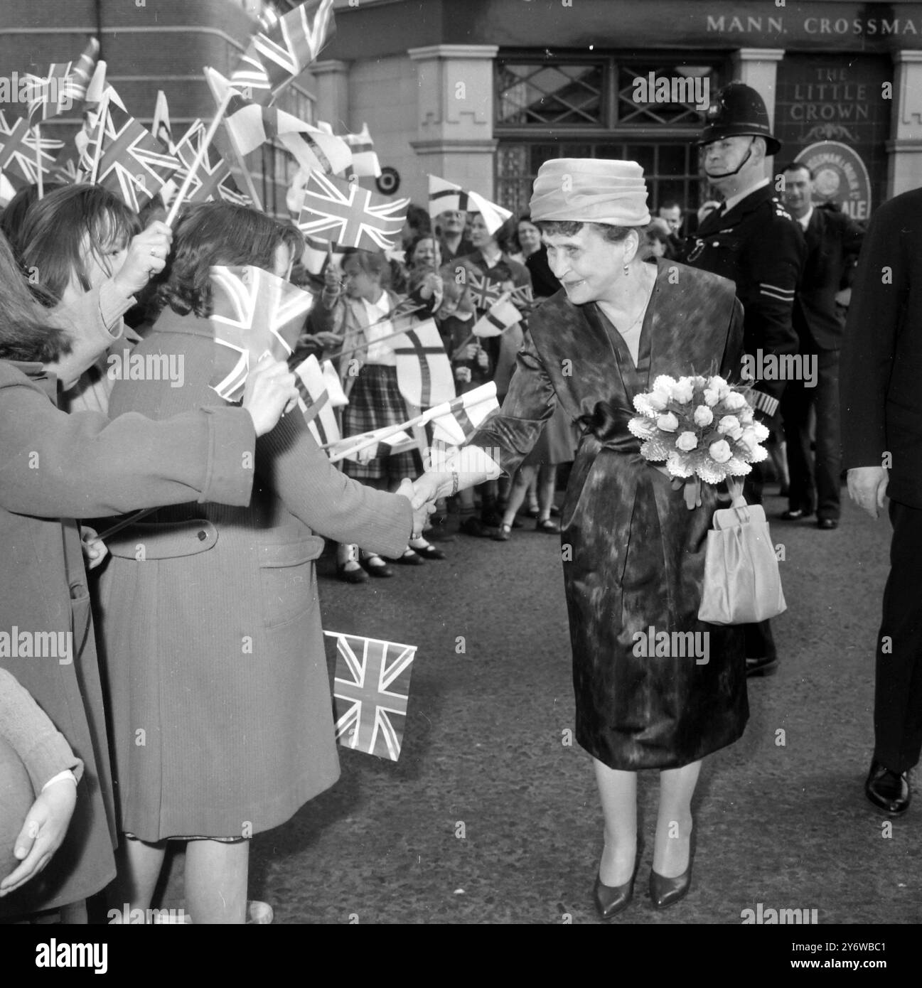 LADY KEKKONEN OF FINLAND AT BERMONDSEY WITH SCHOOLCHILDREN / 10 MAY ...