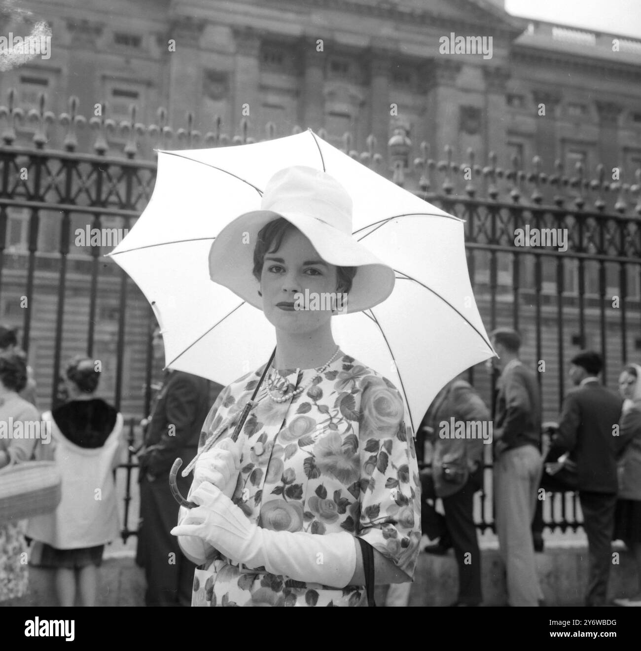ANGELA WILEY AT BUCKINGHAM PALACE / 11 MAY 1961 Stock Photo - Alamy