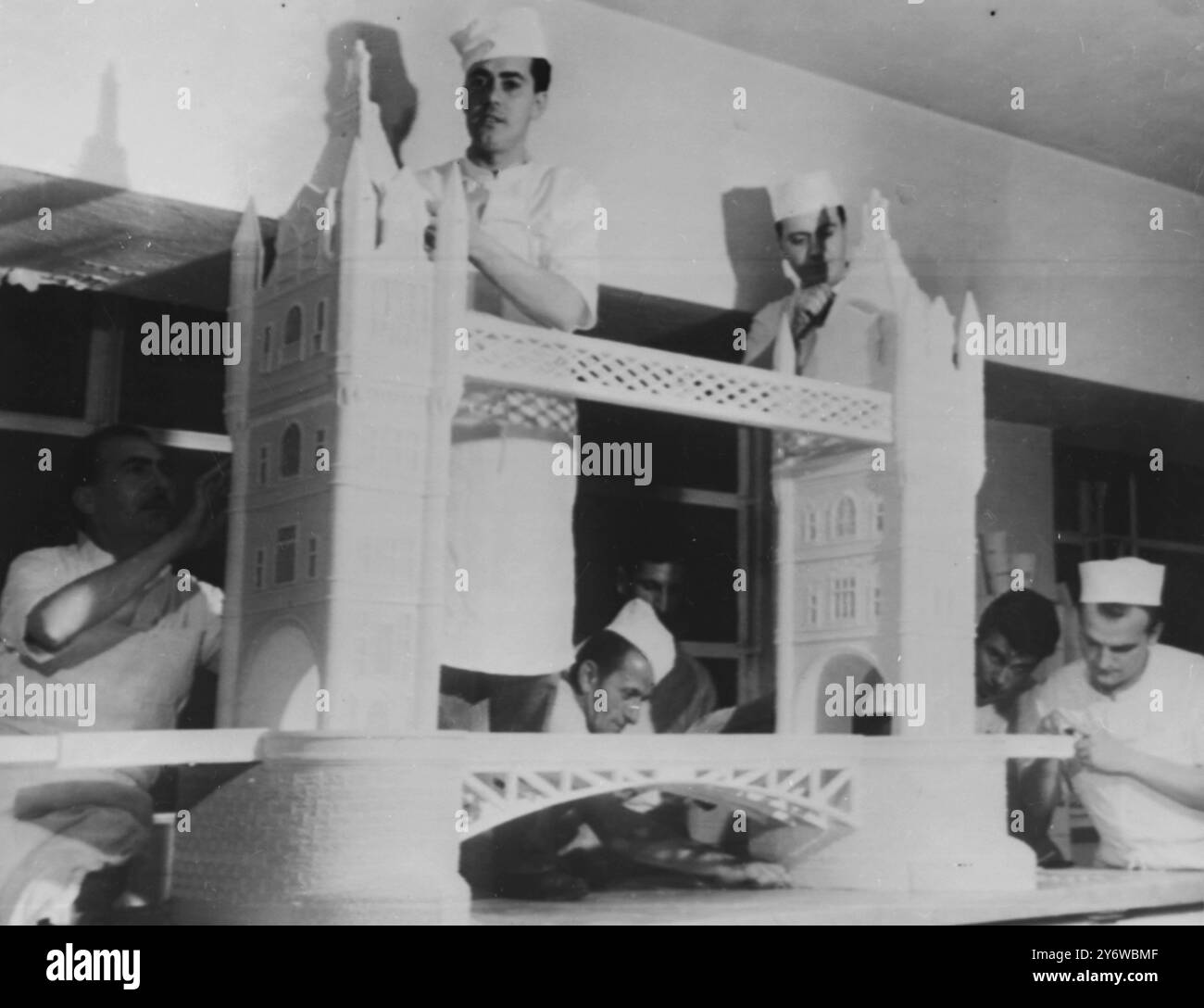 CAKES MILAN PASTRY MAKERS FINISH TOWER BRIDGE CAKE FOR QUEEN 8 MAY 1961 ...