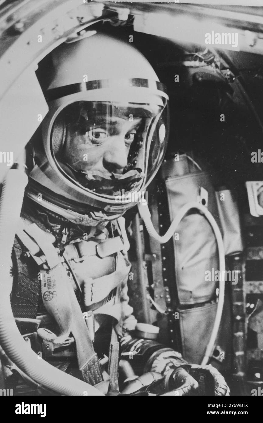 SPACE TRAVEL ASTRONAUT ALAN B SHEPARD OUTSIDE SPACE CAPSULE 7 MAY 1961 ...