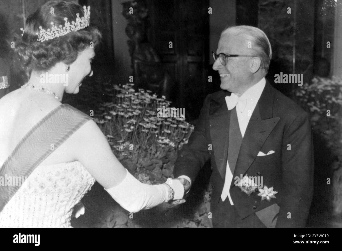QUEEN ELIZABETH II AT BRITISH EMBASSY IN ROME WITH GIOVANNI GRONCHI 5 ...