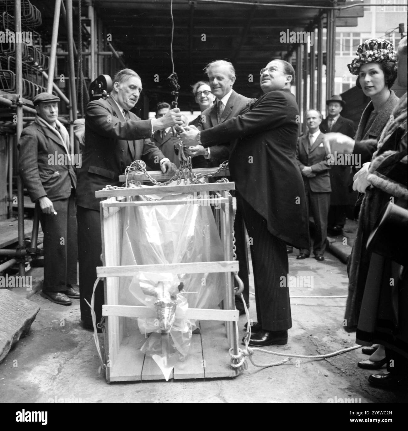 THE GOLDEN GRYPHON IS GOING UP AT ST MARY LE BOW CHURCH - THE LORD ...