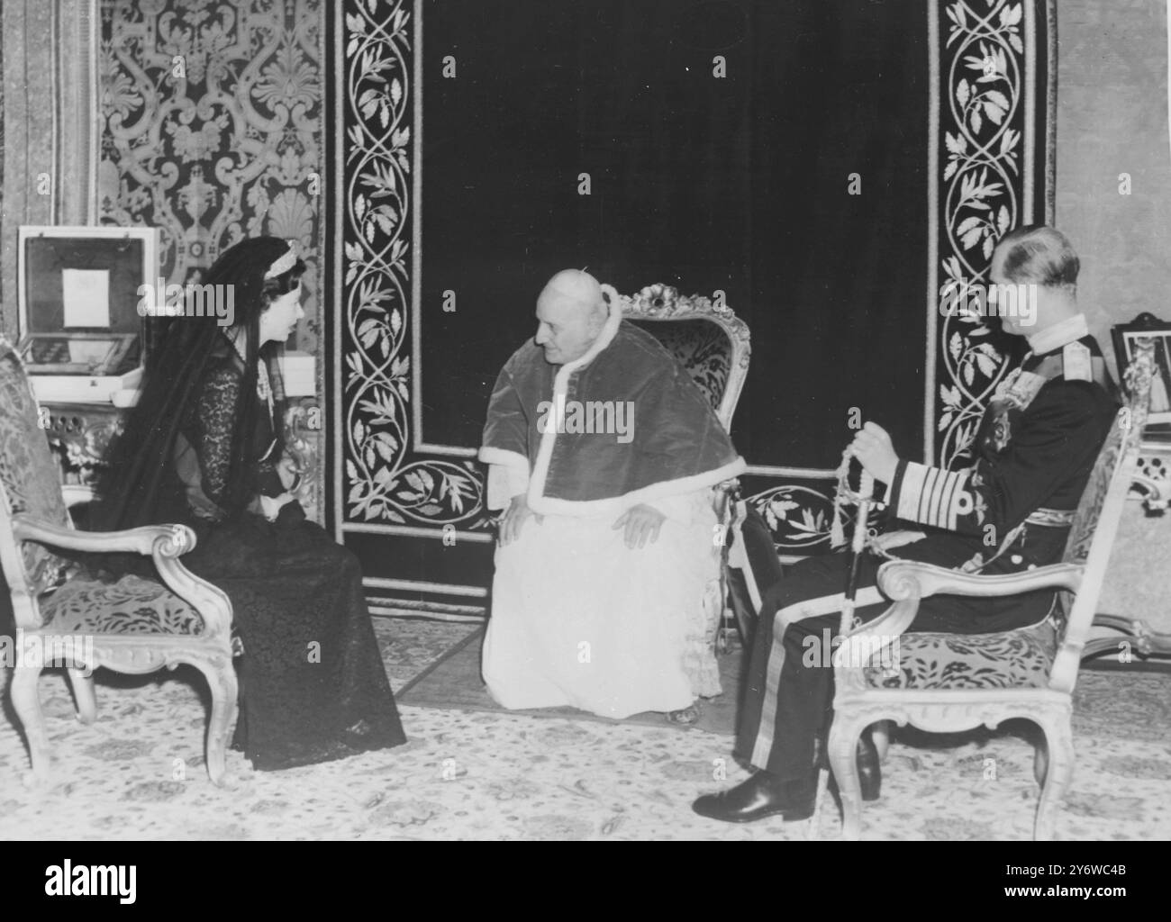 POPE JOHN XXIII WITH QUEEN ELIZABETH II AND PRINCE PHILIP IN VATICAN ...