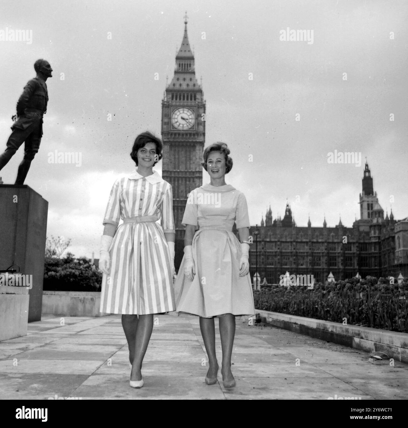 SWEDISH SONJA LAGERWALL AND GUN RIGRELL IN LONDON 2 MAY 1961 Stock ...