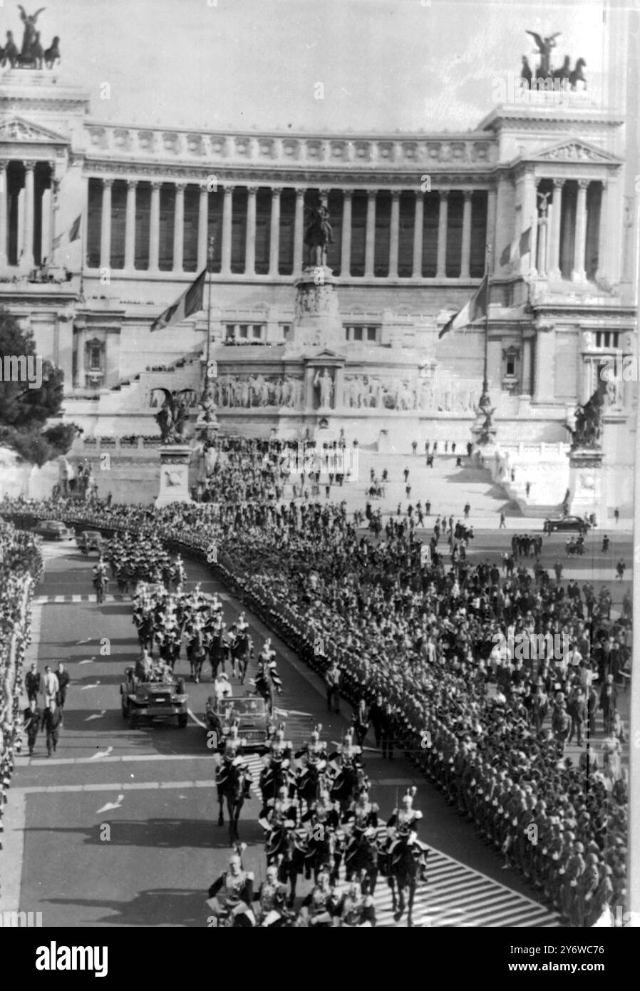QUEEN ELIZABETH II VISITS ROME 2 MAY 1961 Stock Photo - Alamy