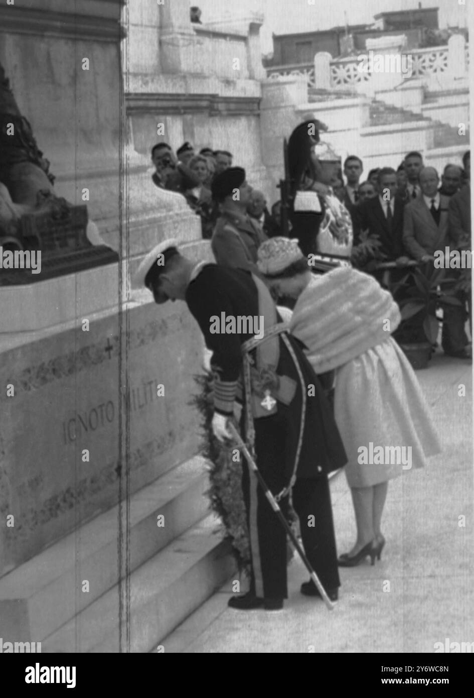 QUEEN ELIZABETH II AND PRINCE PHILIP WREATH TOMB UNKNOWN WARRIOR ROME 3 ...