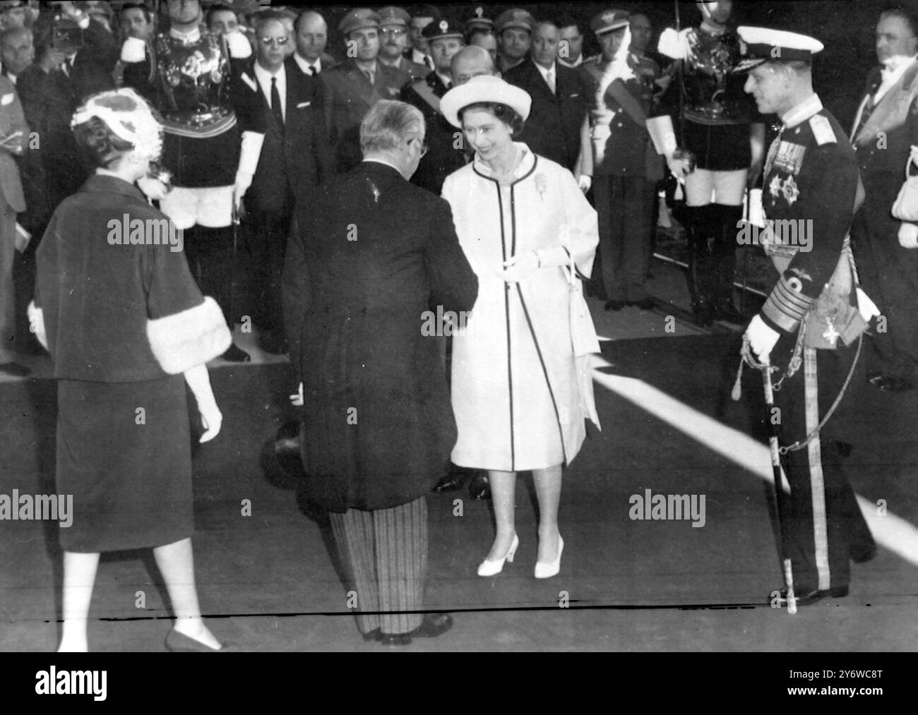 QUEEN ELIZABETH II WITH GIOVANNI GRONCHI IN ROME 2 MAY 1961 Stock Photo ...