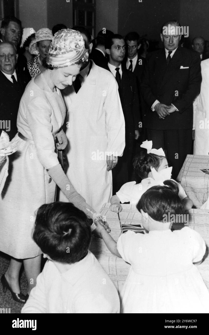 QUEEN ELIZABETH II WITH CHILDREN IN ROME TOFFEE DISTRIBUTION 3 MAY 1961 ...