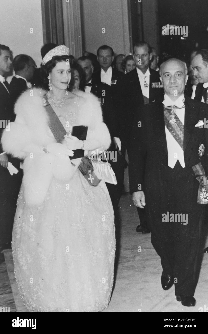 QUEEN ELIZABETH II AT ROME OPERA HOUSE FOR FALSTAFF 4 MAY 1961 Stock ...