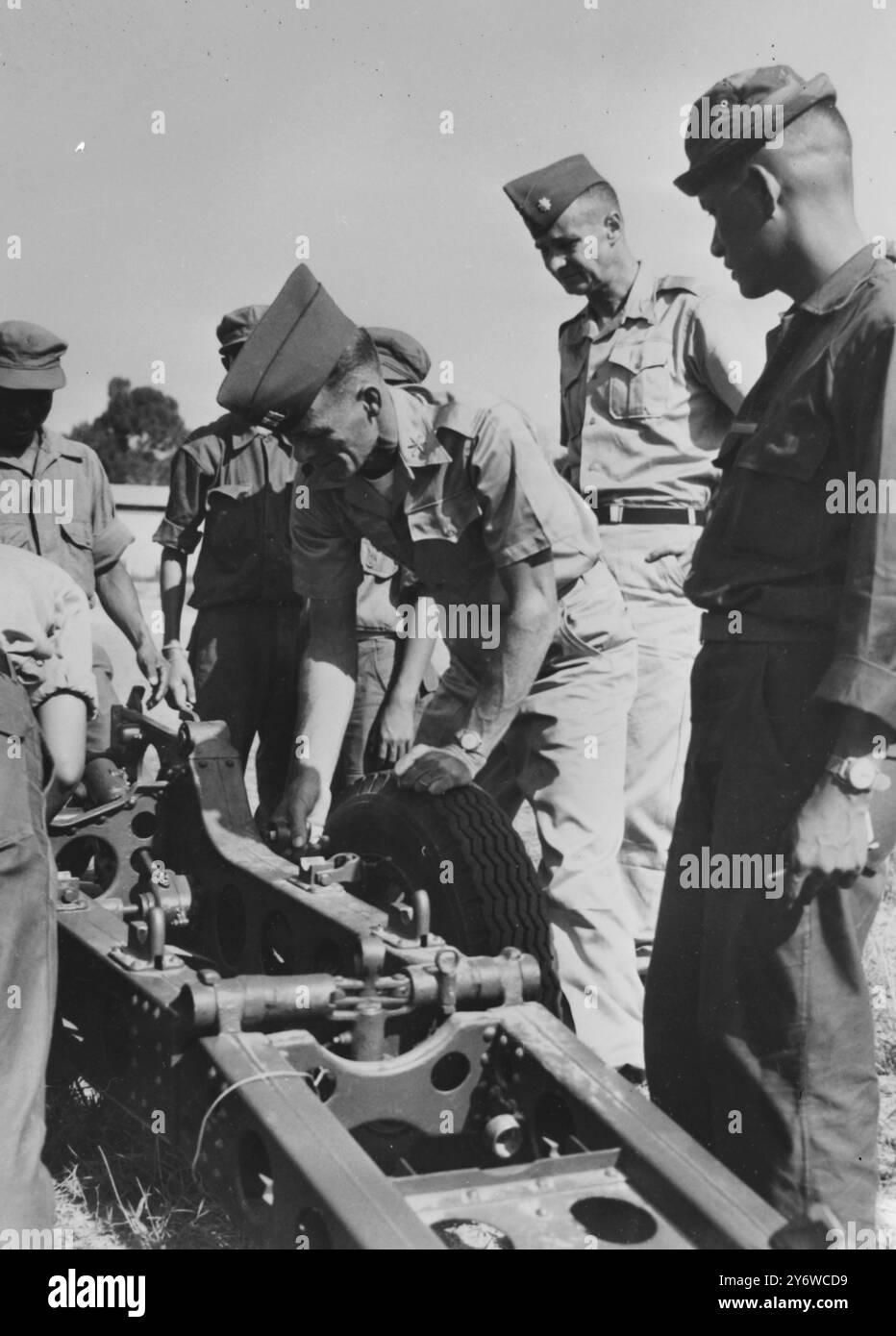 ARMY SOLDIERS SHOW HOW TO ASSEMBLE PACK HOWITZER 1 MAY 1961 Stock Photo ...