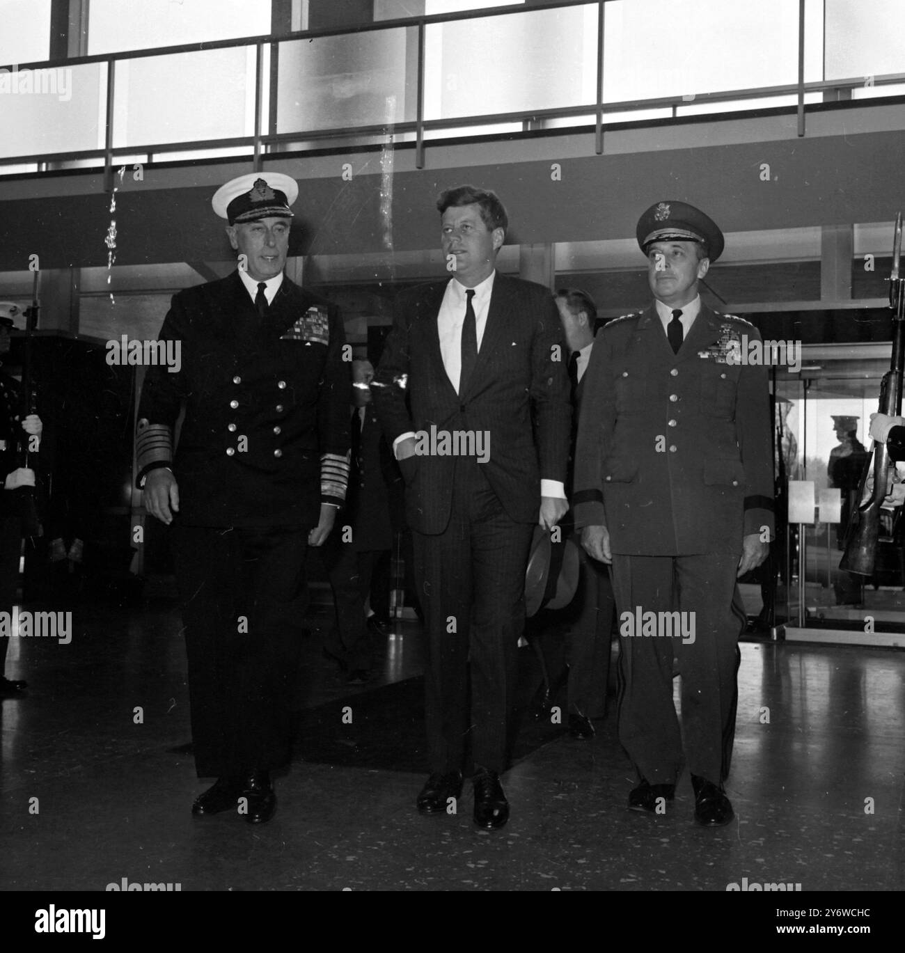 US PRESIDENT JOHN F KENNEDY MOUNTBATTEN + LEMNITZER GEN / 28 APRIL 1961 Stock Photo - Alamy