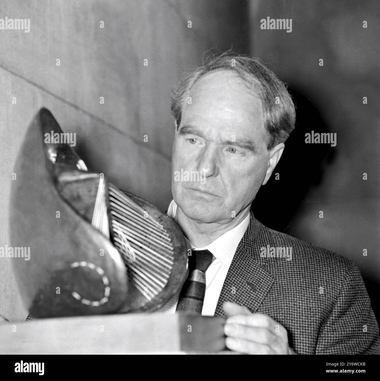 28 APRIL 1961 SCULPTOR HENRY MOORE WITH HIS WORK CALLED 'STRINGED ...