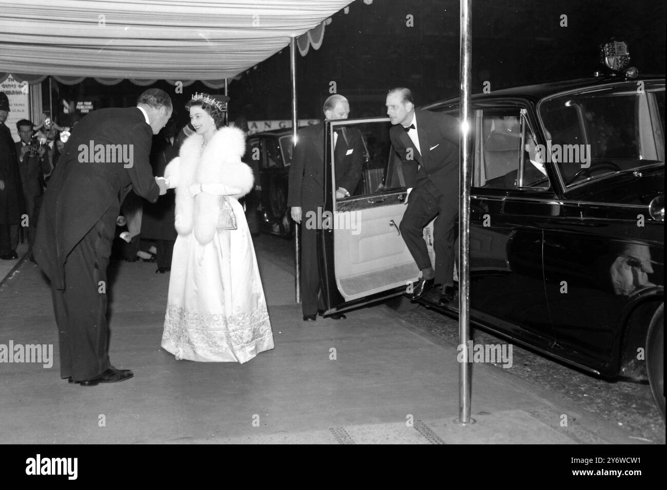 QUEEN ELIZABETH II ARRIVES AT PREMIERE OF THE GUNS OF NAVARONE/ 27 ...