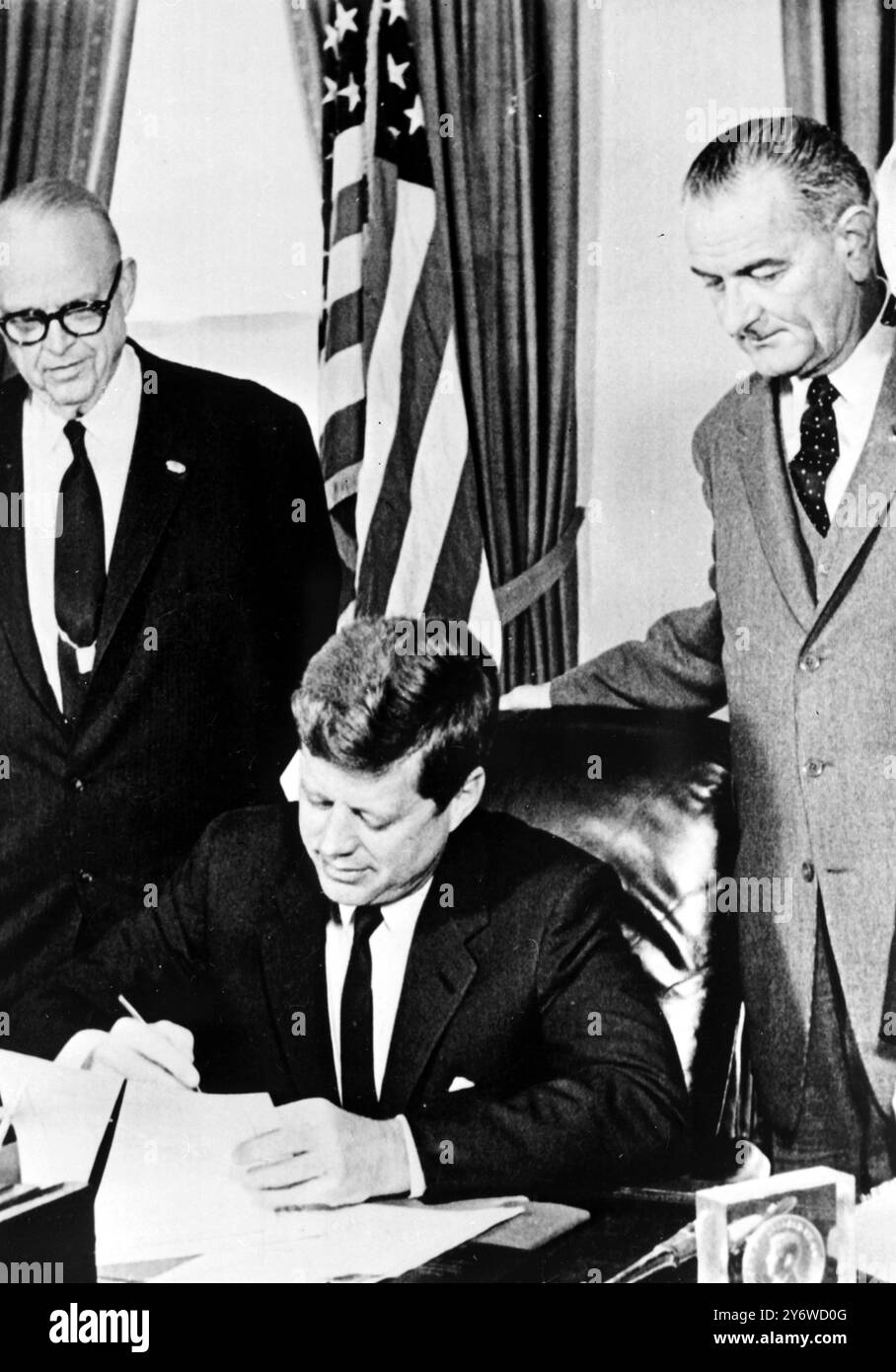 US PRESIDENT JOHN F KENNEDY SIGNS A DOCUMENT - VICE PRESIDENT LYNDON ...