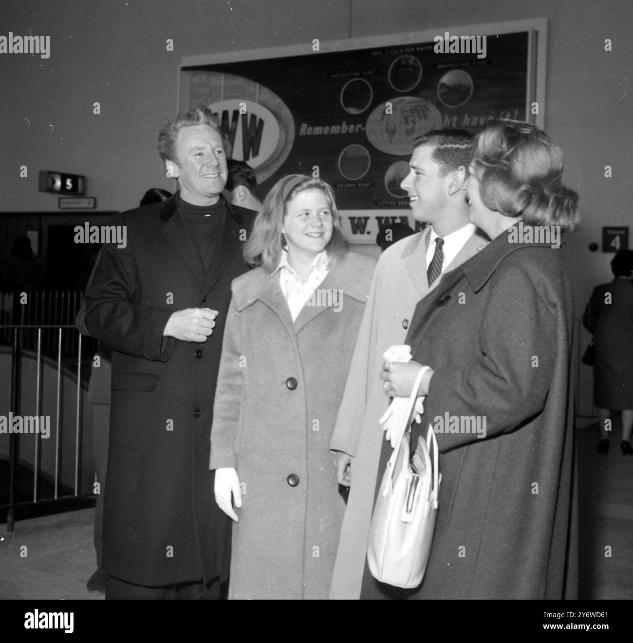 VAN JOHNSON WITH WIFE AND SON IN LONDON / 25 APRIL 1961 Stock Photo - Alamy