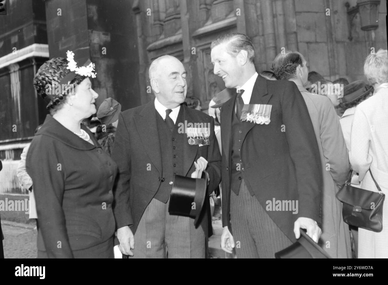 LORD DE L'ISLE WITH ERIC HARRISON IN LONDON 25 APRIL 1961 Stock Photo ...