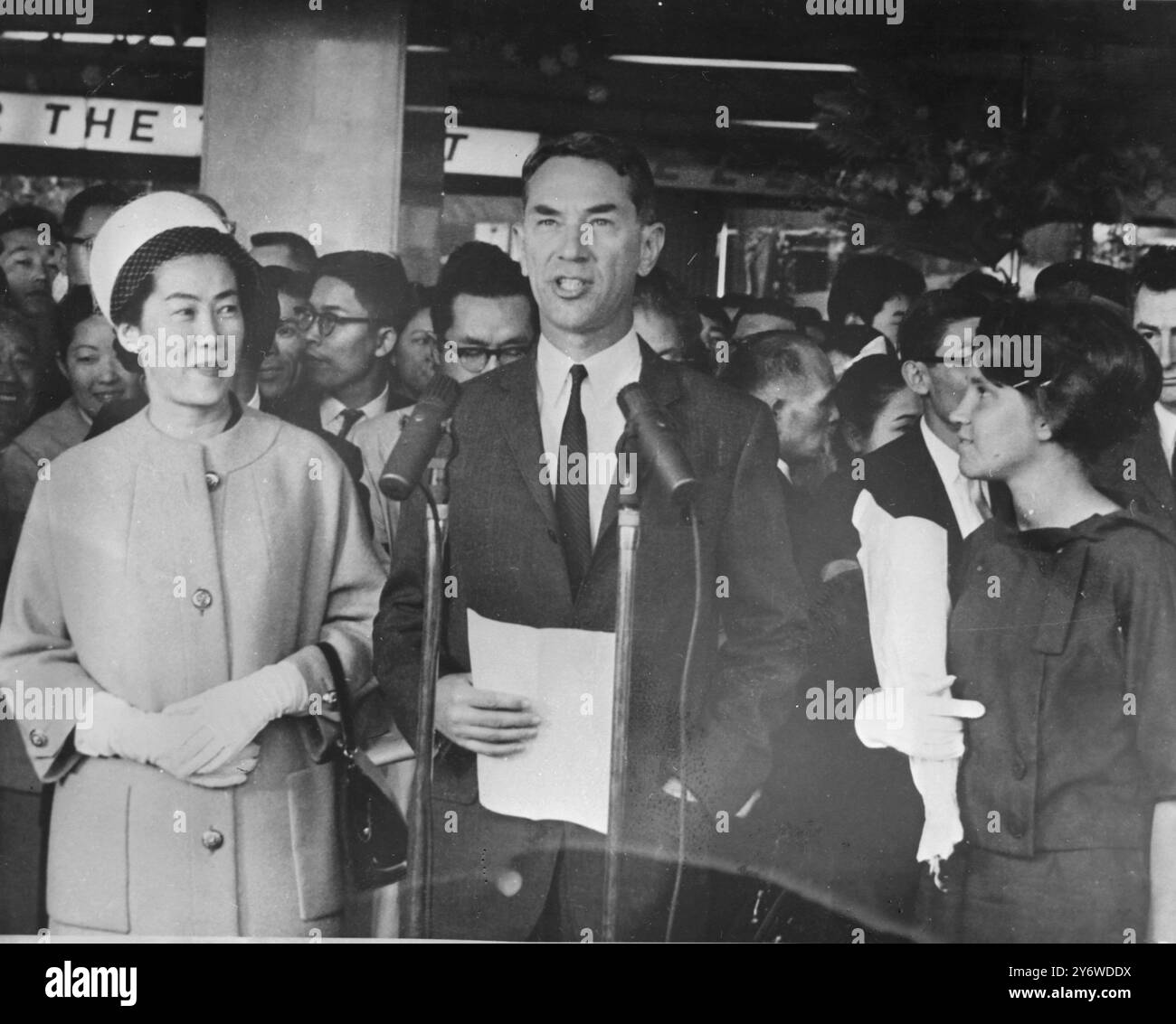 REISCHAUER E READS STATEMENT TOKYO / 22 APRIL 1961 Stock Photo - Alamy
