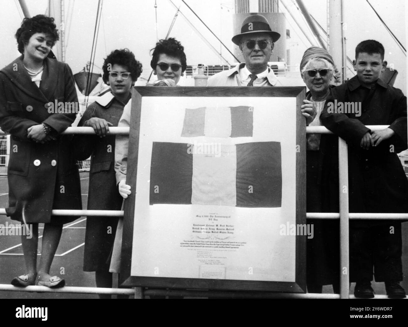 FRED JORDAN WITH WIFE IN SOUTHAMPTON/ 19 APRIL 1961 Stock Photo - Alamy